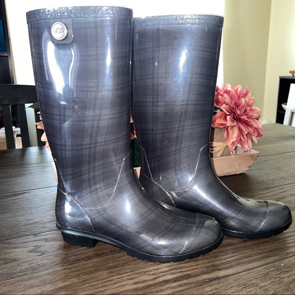 UGG | Shoes | Classic Shaye Rain Boot By Ugg Worn Twice Beautiful Grey ...